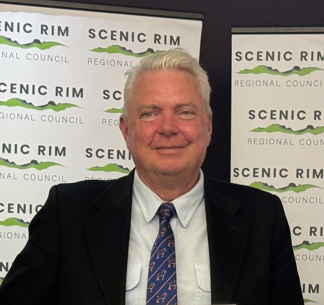 Mayor on rubbish group | Jimboomba Today